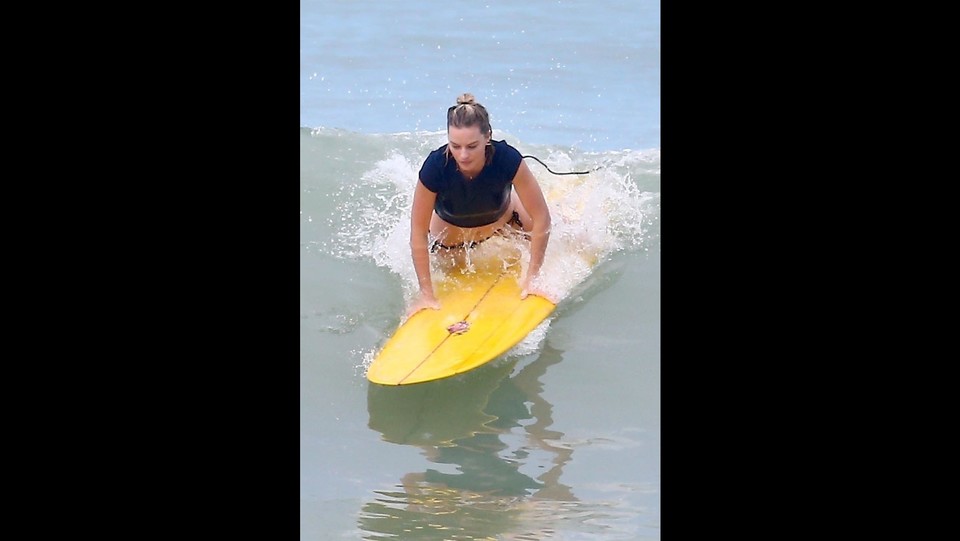 Margot Robbie, l'Australia nel cuore: surf in vacanza con il marito
