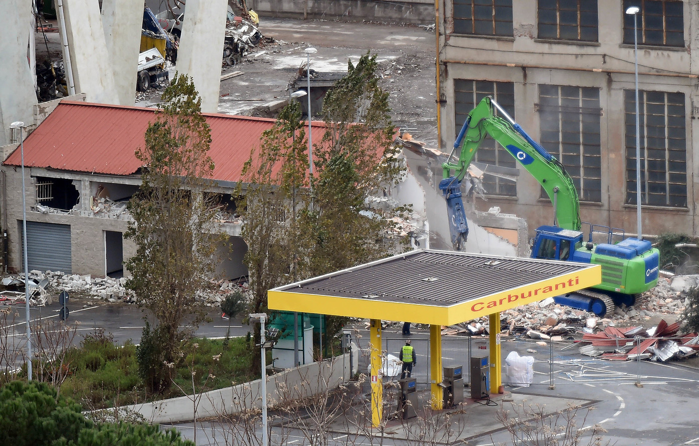 Genova, via alle demolizioni sotto il Ponte Morandi. Bucci: Genova, via alle demolizioni sotto il Ponte Morandi. Bucci: