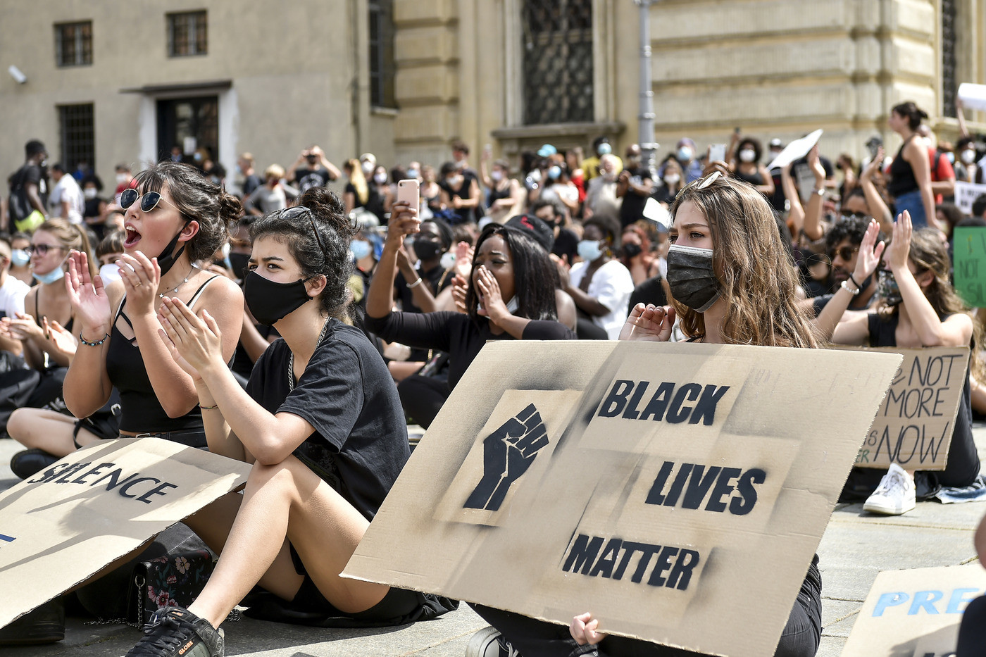 "I can't breathe", flash mob in memoria di George Floyd a Torino - LaPresse