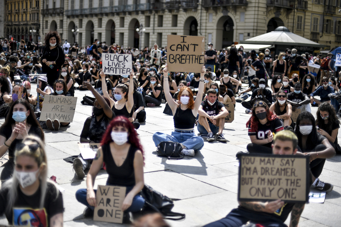 "I can't breathe", flash mob in memoria di George Floyd a Torino - LaPresse