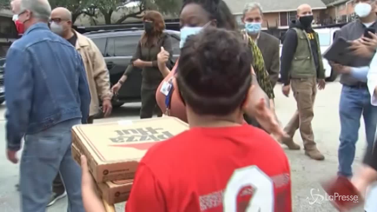 Ondata di gelo in Texas, consegnate pizze e acqua agli abitanti - LaPresse