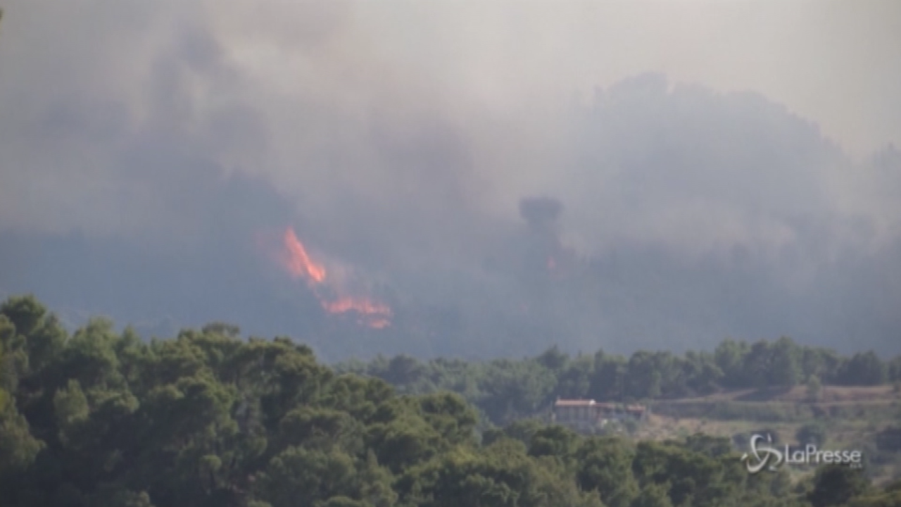 Grecia in fiamme,grande incendio a ovest di Atene - LaPresse