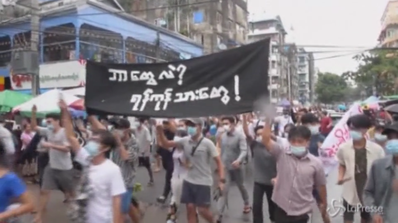 Myanmar: flash mob dell'opposizione a Yangon - LaPresse