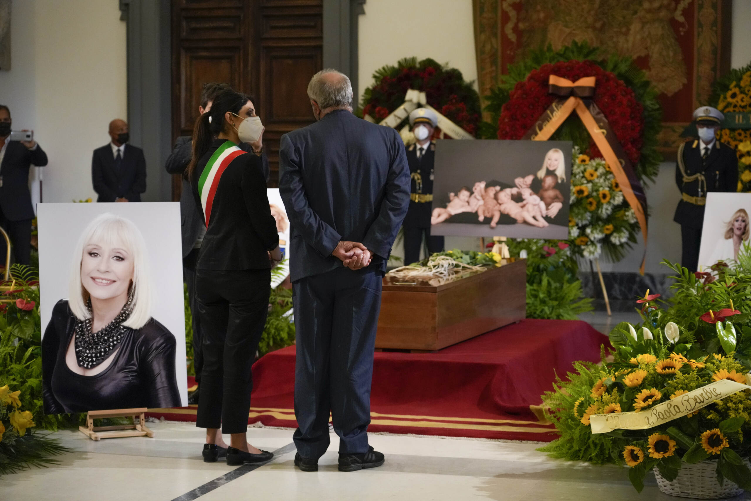 Raffaella Carrà, l'omaggio di Roma e la camera ardente - Le Immagini ...