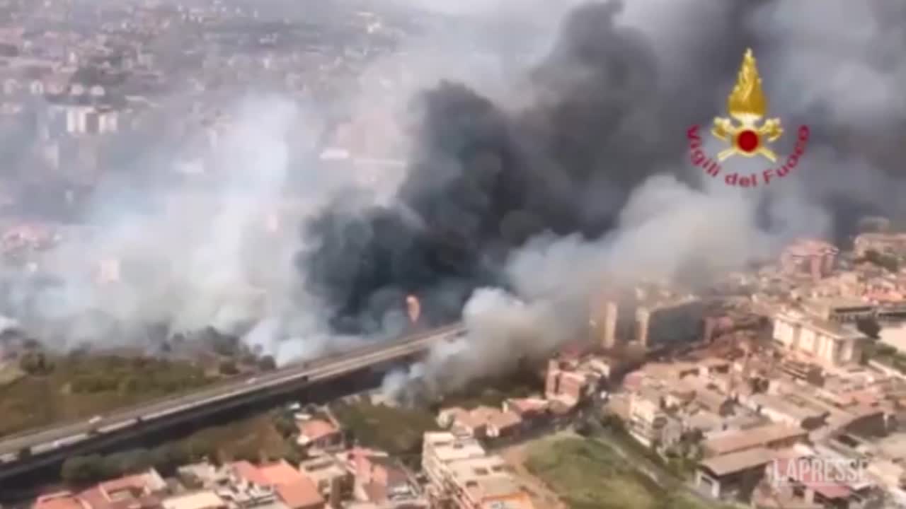 Catania, incendio alle porte della città - LaPresse