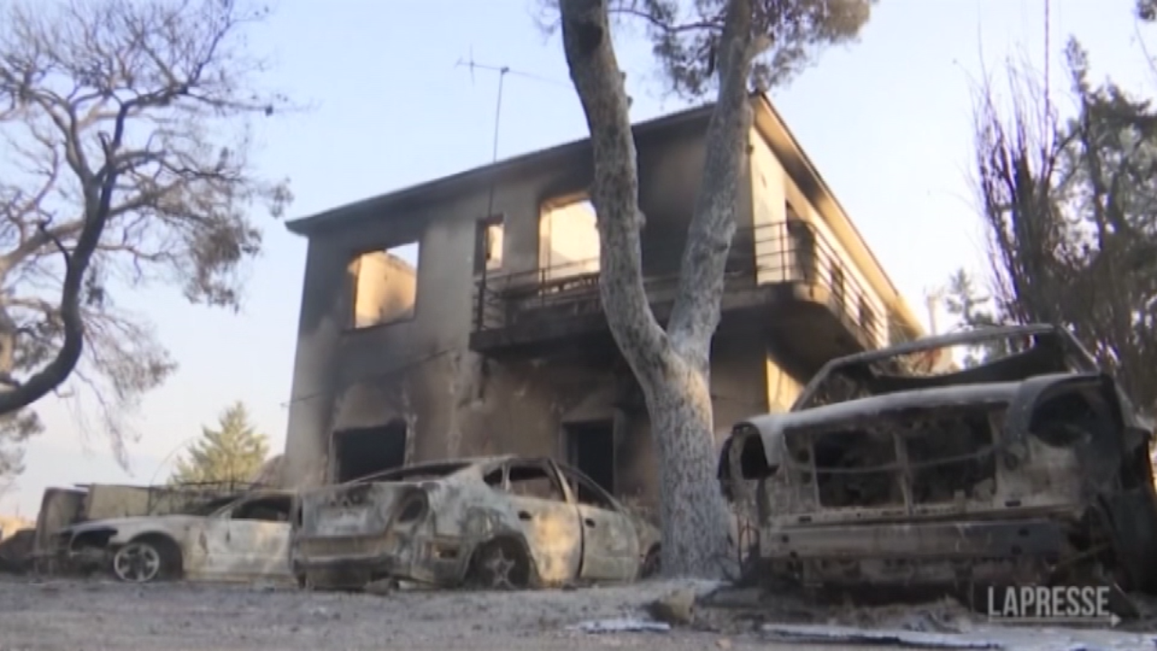Incendio a nord di Atene: case distrutte e sfollati