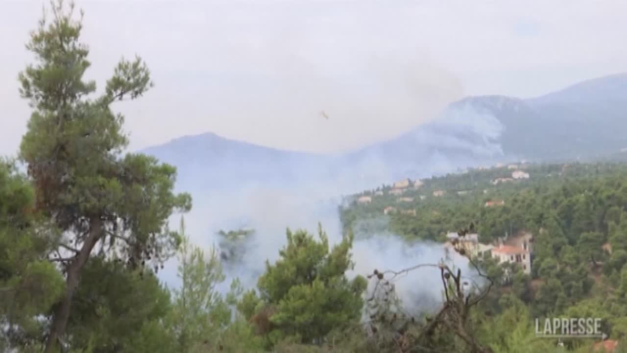 Grecia, maxi incendio a nord di Atene: evacuate abitazioni - LaPresse