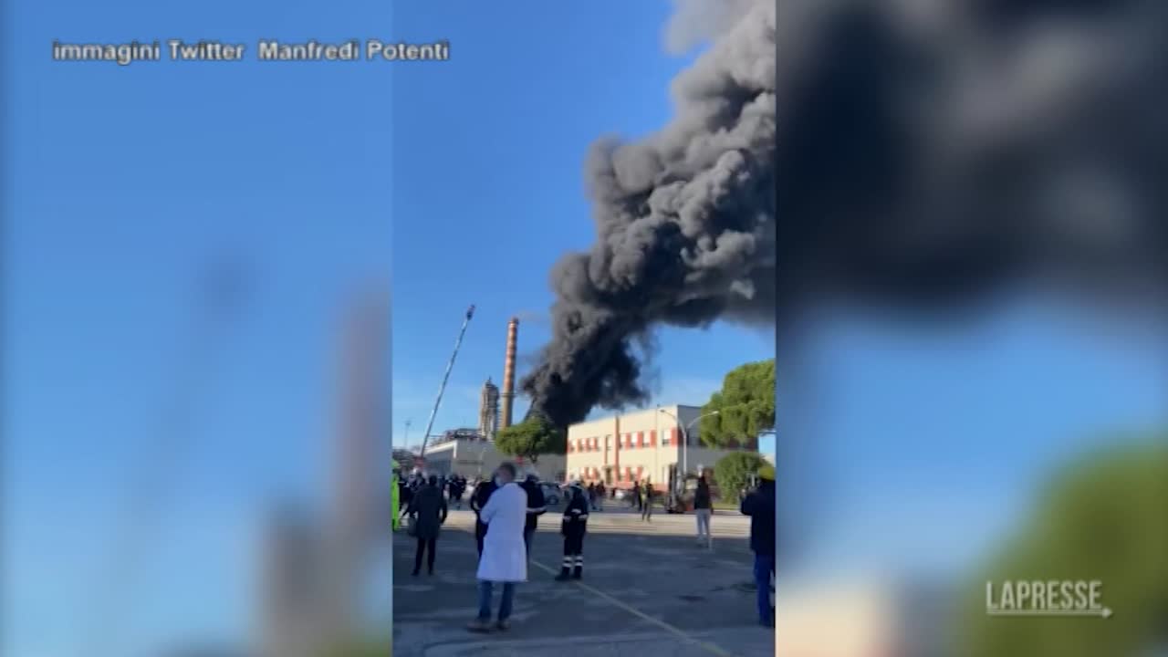 L'incendio alla raffinera dell'Eni a Livorno da vicino - LaPresse