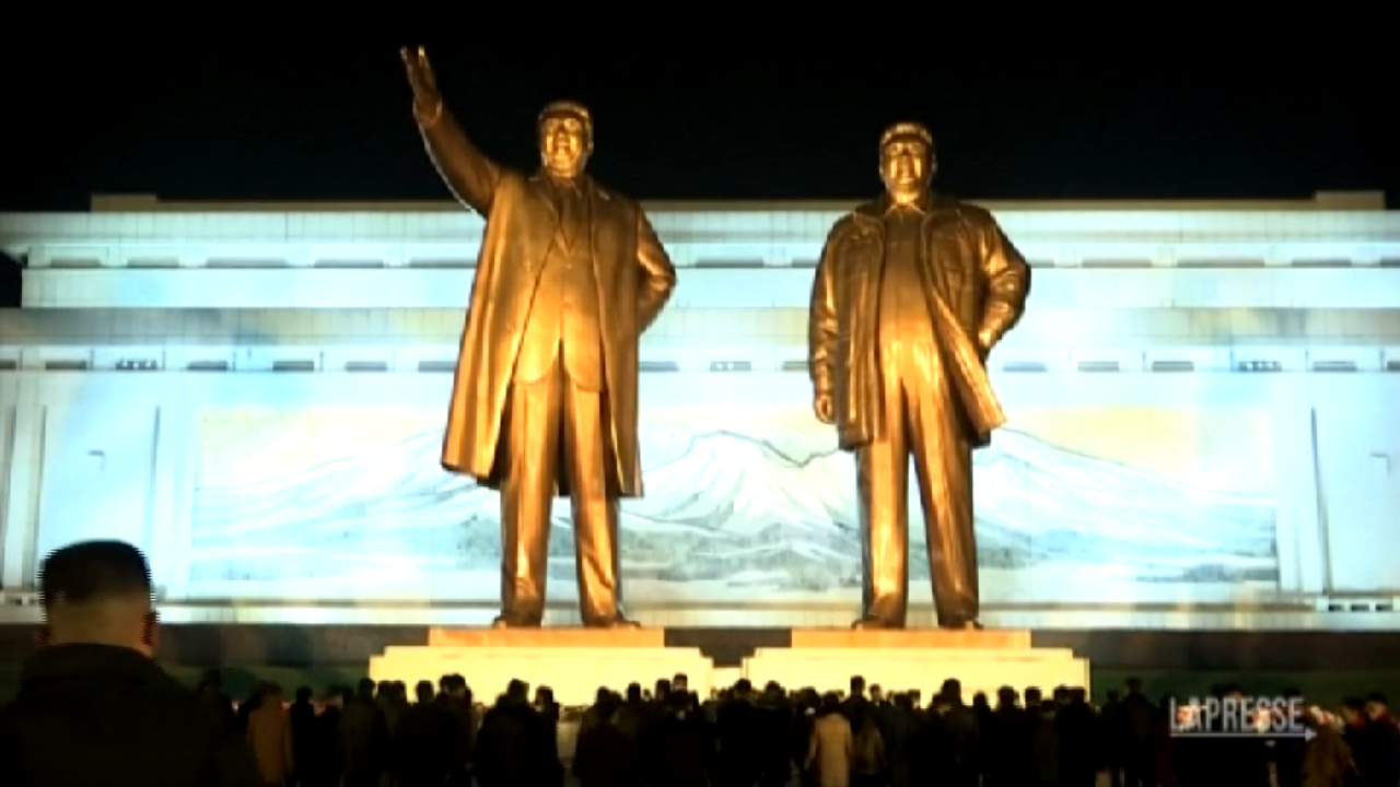 Nord Corea, cittadini celebrano il decimo anniversario della morte di ...