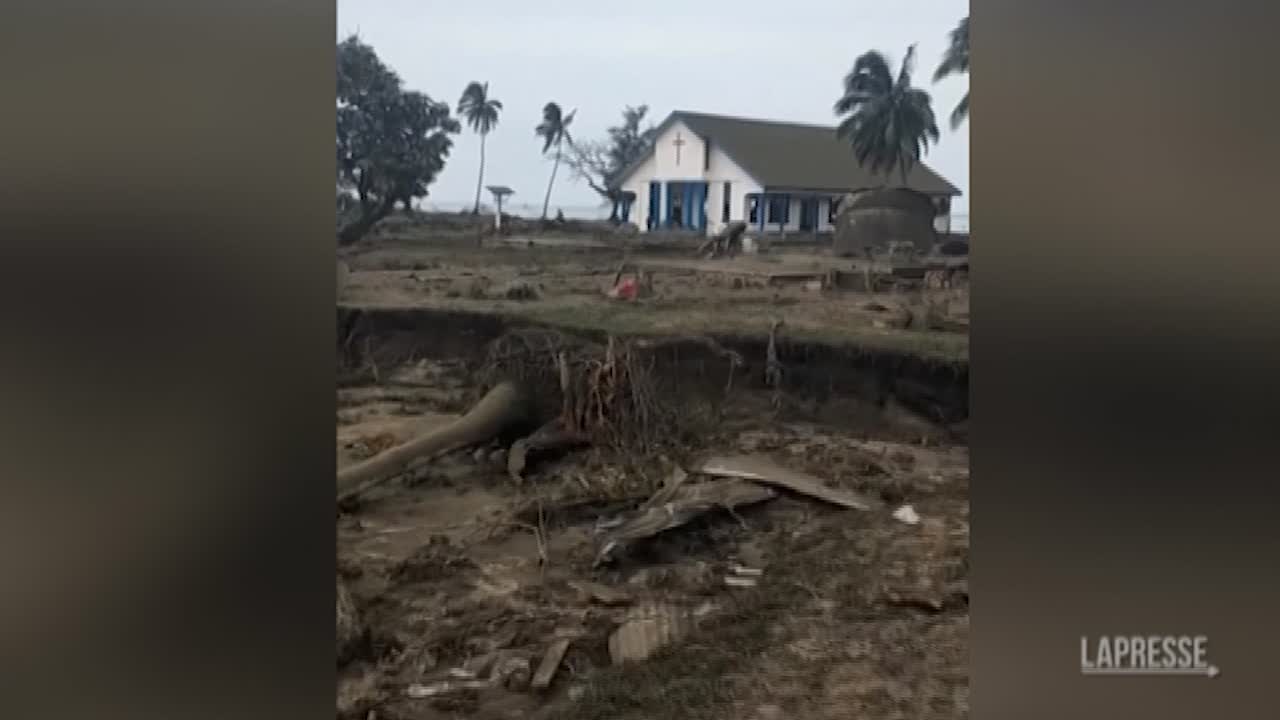Tonga, la distruzione sull'isola di Atata dopo lo tsunami