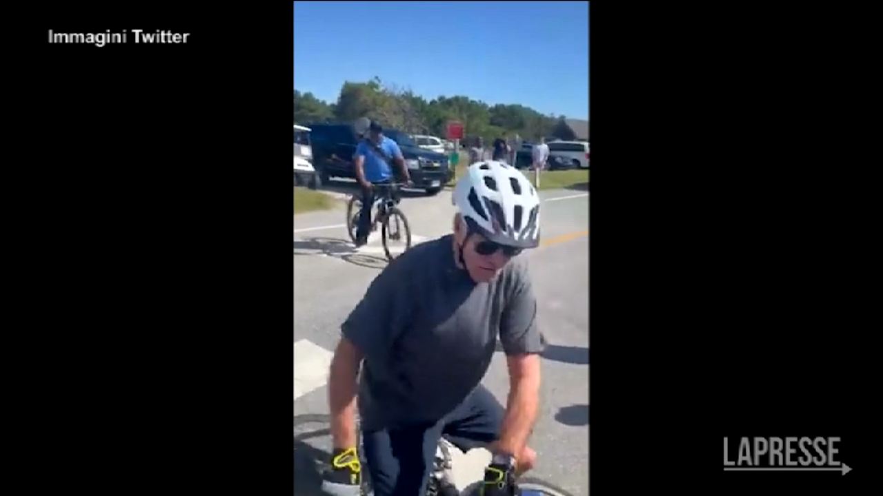 Il presidente americano Biden cade dalla biciclett