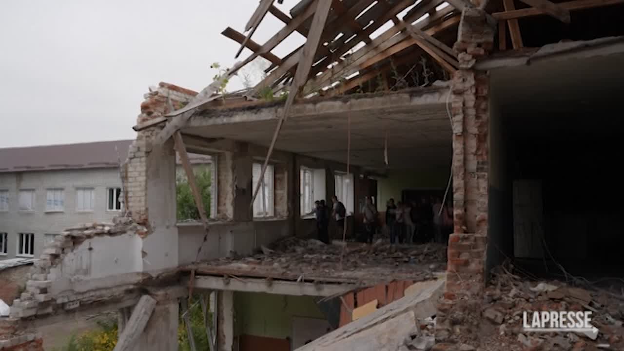 Ucraina, i ragazzi tornano in classe a Cherniv dopo il bombardamento ...