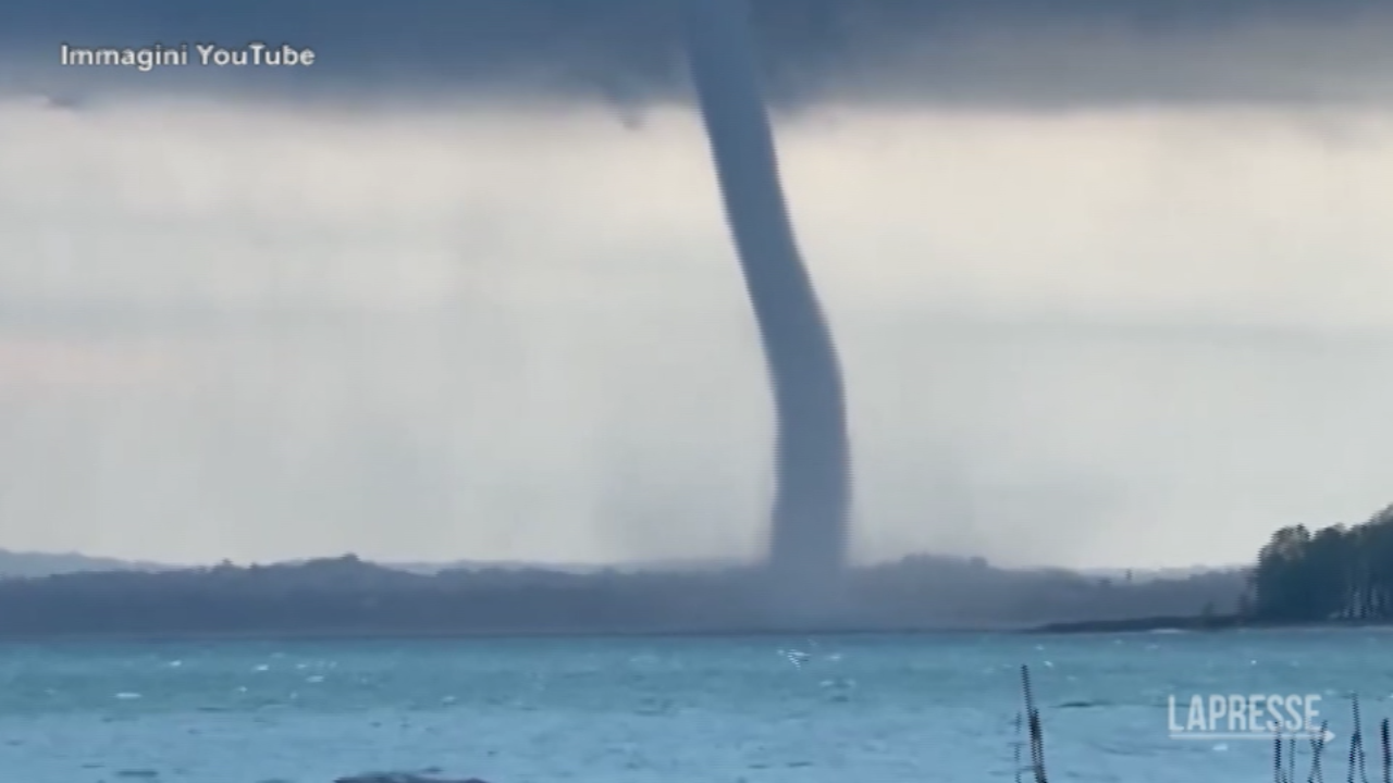 Maltempo, tromba d'aria sul lago di Garda: il video - LaPresse