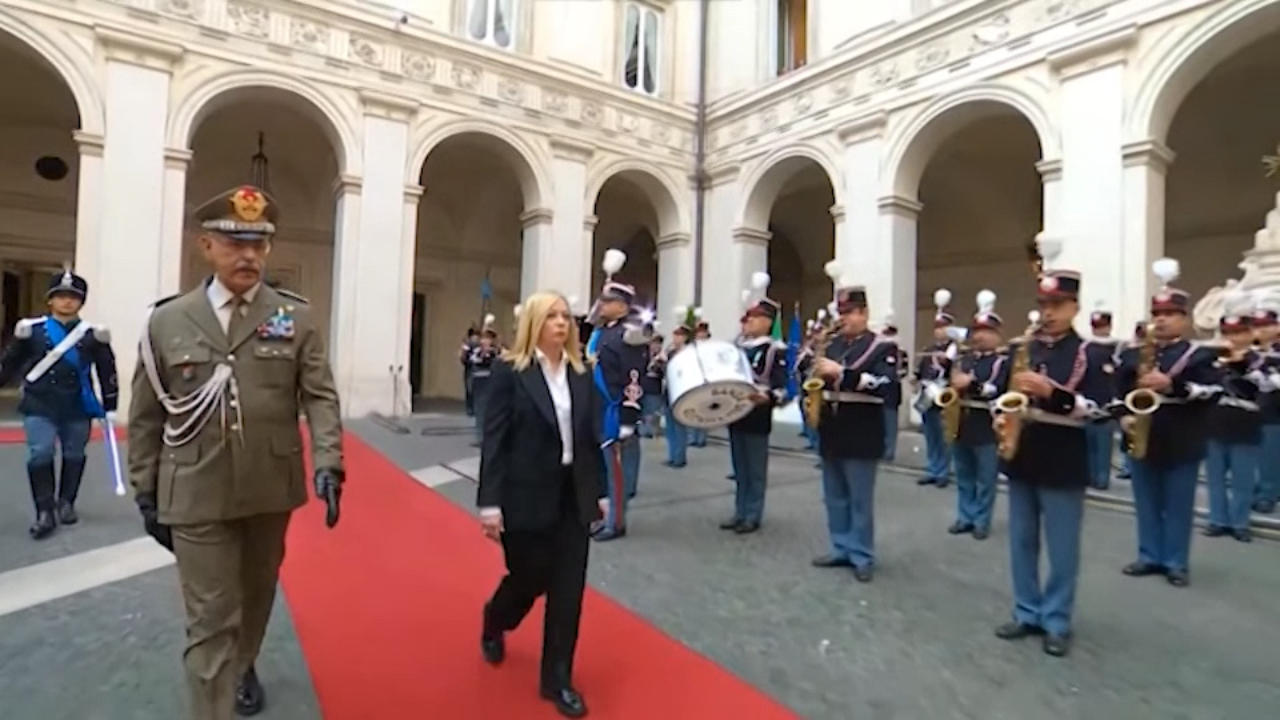 Governo, Meloni passa in rassegna il picchetto d'onore