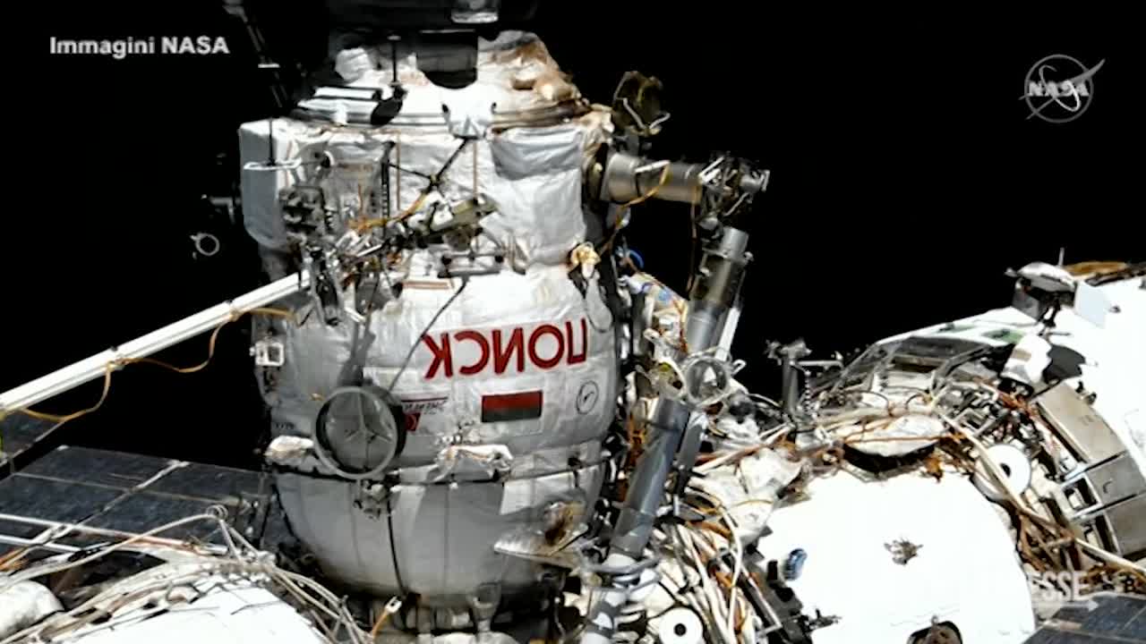 Spazio, la 'passeggiata' dei cosmonauti dell'Iss - LaPresse