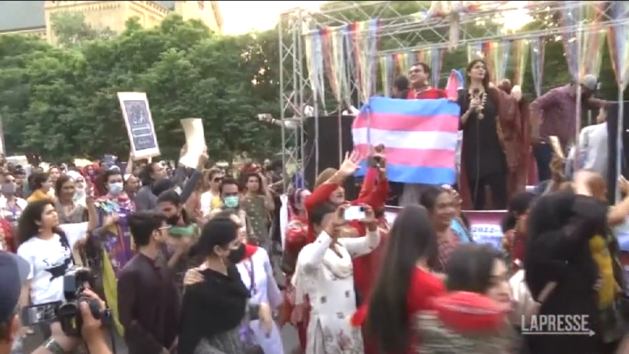 Pakistan, cittadini in marcia per i diritti dei transgender - LaPresse