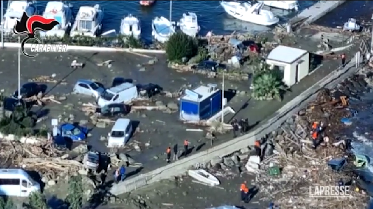 Ischia, il video della frana dall'elicottero - LaPresse