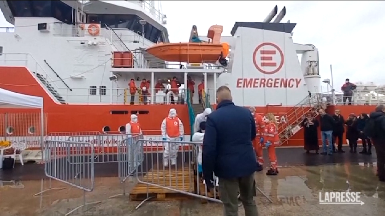 Livorno, migranti sbarcano da nave di Emergency - LaPresse Livorno, migranti sbarcano da nave di Emergency - LaPresse