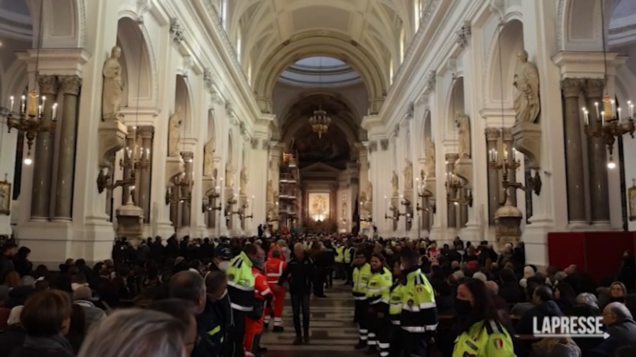 Biagio Conte, in migliaia ai funerali a Palermo - LaPresse
