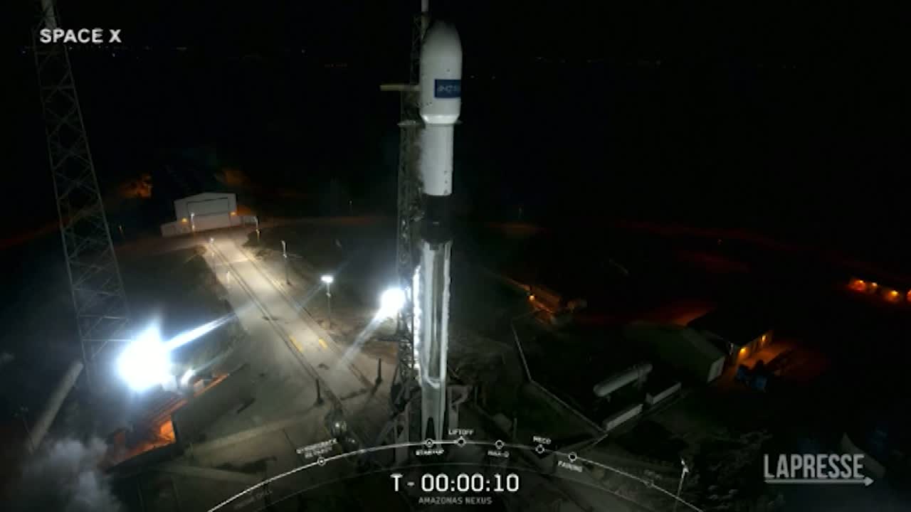 SpaceX, razzo Falcon 9 porta satellite in orbita - LaPresse
