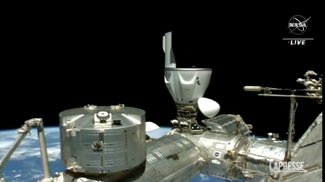 Spazio, 4 nuovi astronauti sull'Iss: l'attracco della capsula di Space X - LaPresse