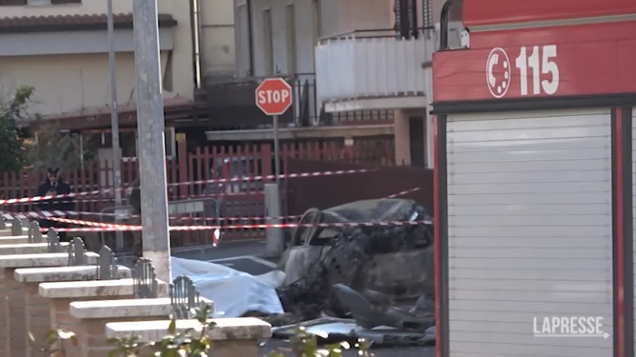 Guidonia, scontro tra aerei: i resti tra le case - LaPresse Guidonia, scontro tra aerei: i resti tra le case - LaPresse
