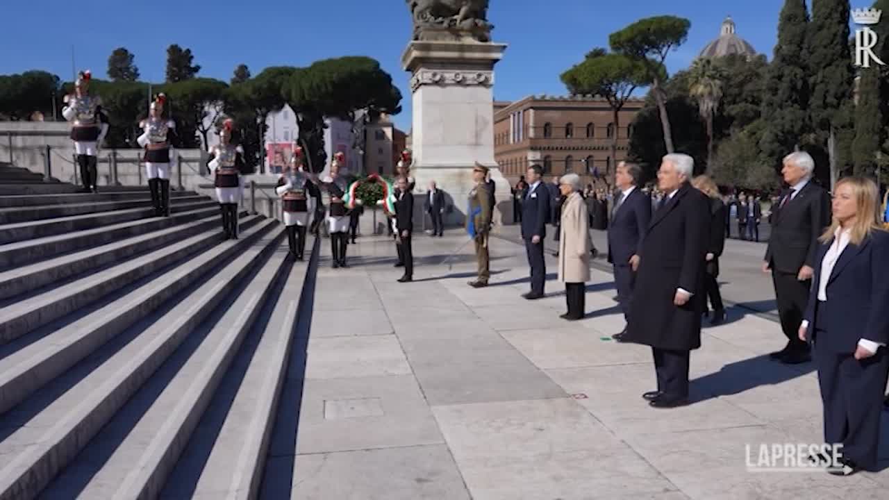 Unità d'Italia, Mattarella depone corona all'Altare della Patria - LaPresse