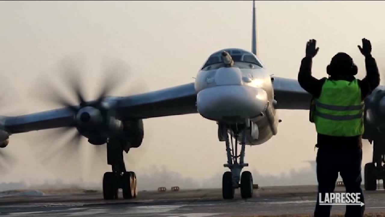 Bombardieri russi sorvolano il Mar del Giappone - LaPresse