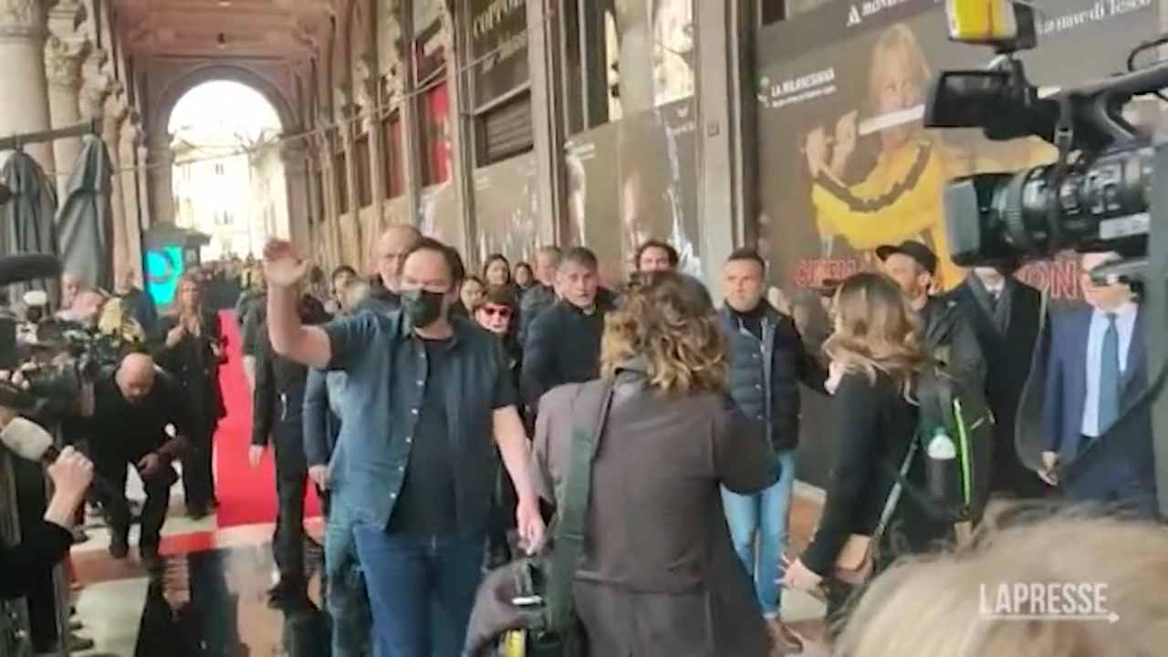 Tarantino, il regista accolto da applausi e cori in piazza Duomo a Milano - LaPresse