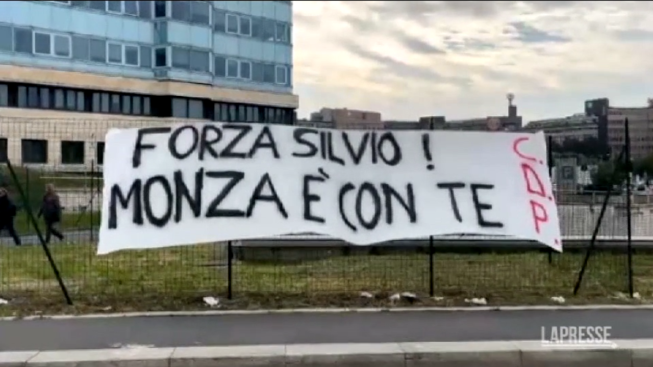 Silvio Berlusconi, striscione dei tifosi Monza davanti al San Raffaele ...