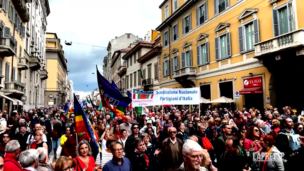 25 aprile, migliaia di persone in corteo a Milano - LaPresse