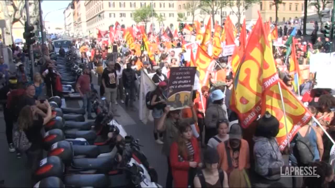 Migranti, protesta a Roma contro il 'decreto Cutro' - LaPresse Migranti, protesta a Roma contro il 'decreto Cutro' - LaPresse