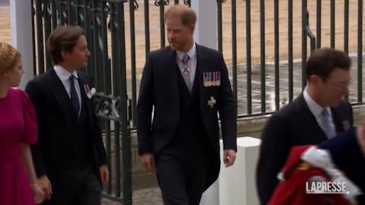 Incoronazione Re Carlo, l'arrivo di Harry a Westminister