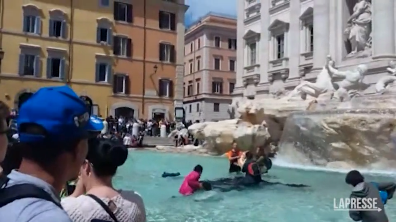 Roma, blitz Ultima generazione: liquido nero in Fontana di Trevi