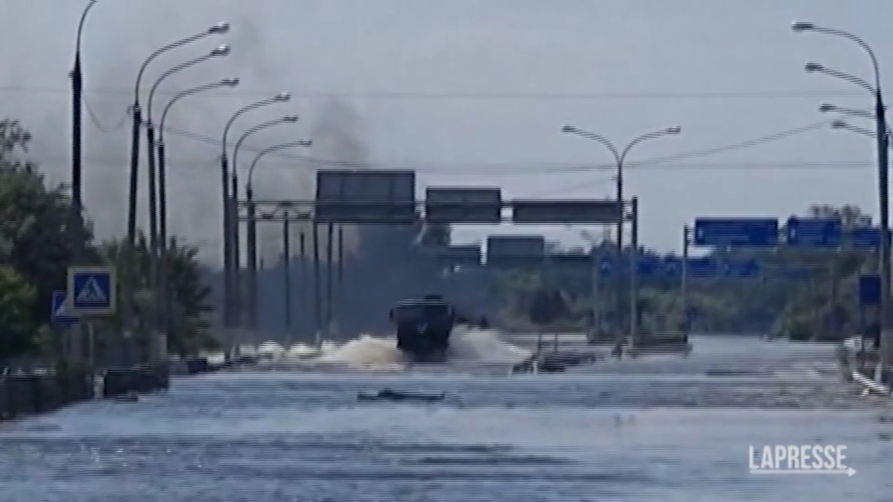Diga distrutta in Ucraina, il livello dell'acqua continua a salire nel ...