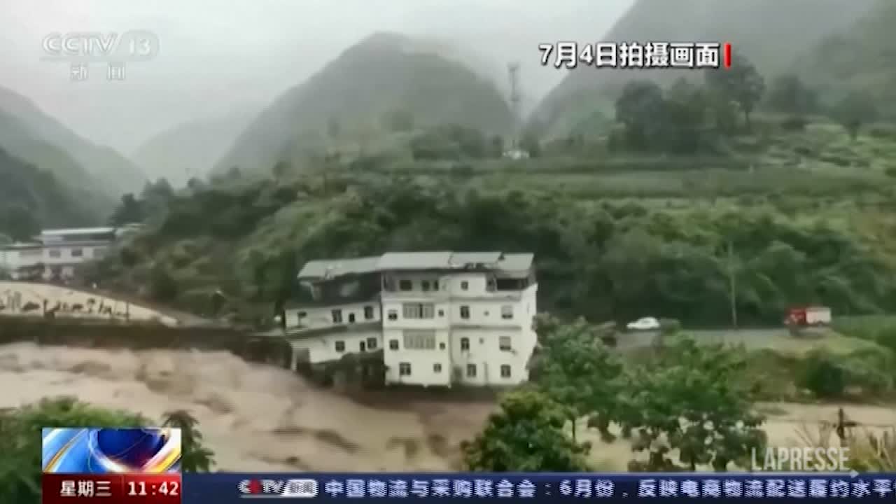 Cina devastata da alluvioni e frane, il crollo di un palazzo - LaPresse Cina devastata da alluvioni e frane, il crollo di un palazzo - LaPresse