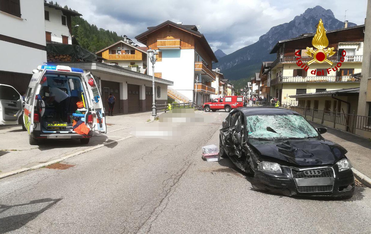 Belluno, auto travolge famiglia: 3 morti tra cui un bambino - LaPresse Belluno, auto travolge famiglia: 3 morti tra cui un bambino - LaPresse