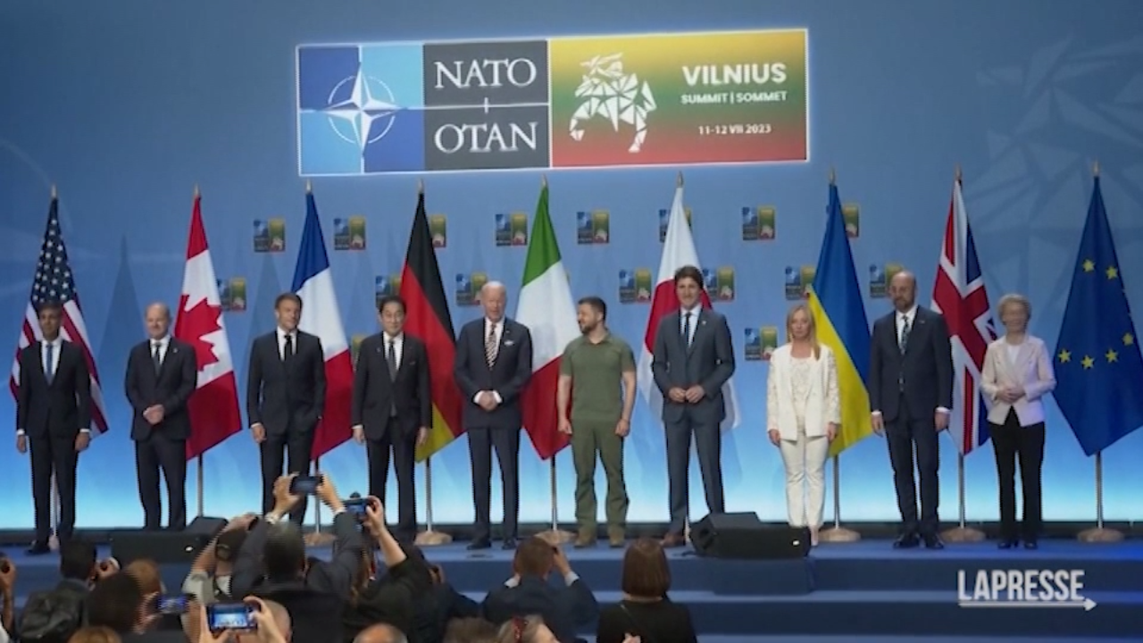 Nato, Zelensky posa per una foto con i leader del G7 - LaPresse