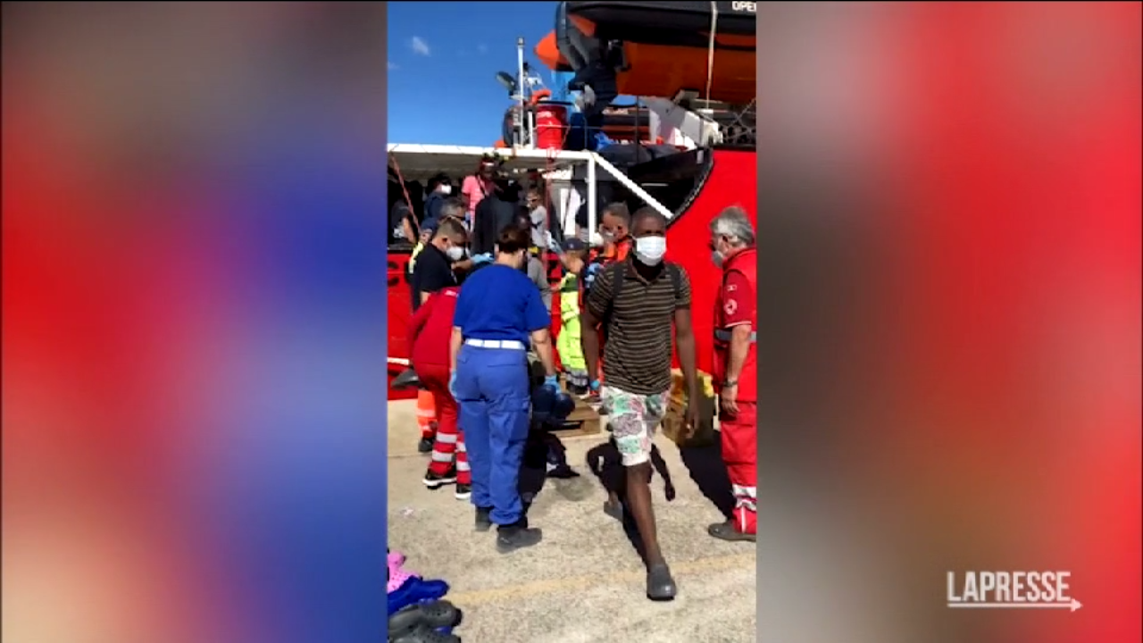 Migranti, Open Arms sbarca a Brindisi con 195 persone a bordo - LaPresse Migranti, Open Arms sbarca a Brindisi con 195 persone a bordo - LaPresse