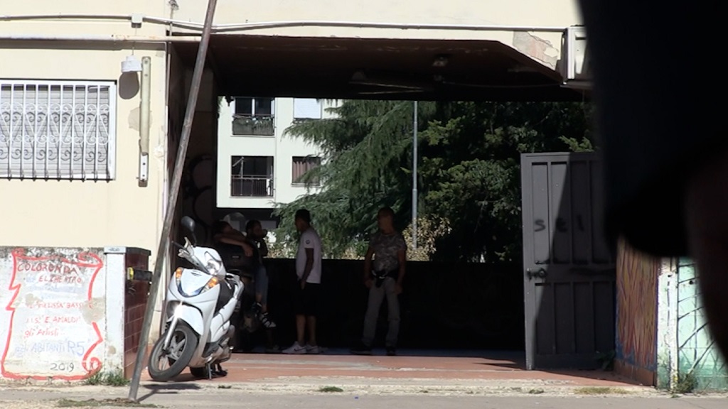Piazze di spaccio a Tor Bella Monaca, un business da 300mln annui ... Piazze di spaccio a Tor Bella Monaca, un business da 300mln annui ...