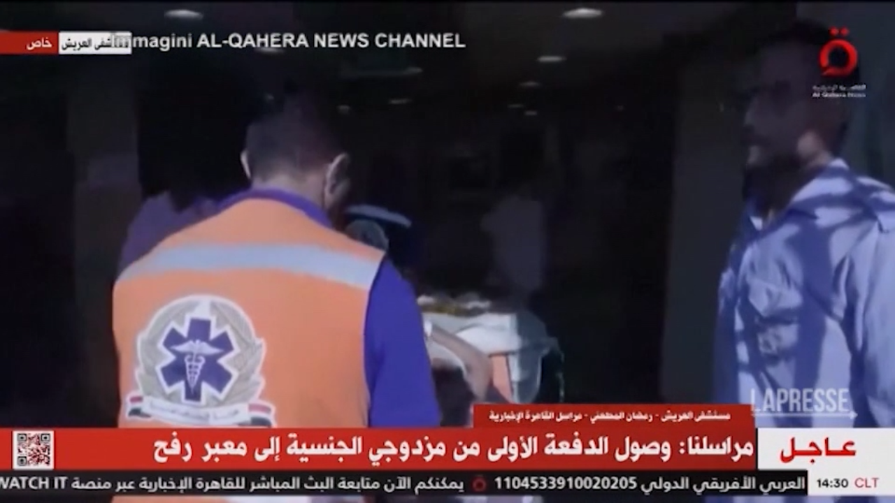 Gaza, famiglie attraversano il valico di Rafah per entrare in Egitto ...