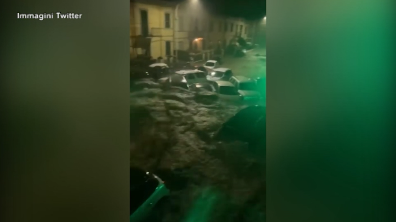 Maltempo, alluvione a Prato: un fiume di fango trascina le auto - LaPresse Maltempo, alluvione a Prato: un fiume di fango trascina le auto - LaPresse