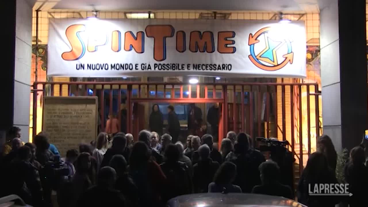 VIDEO Ken Loach visita lo Spin Time di Roma - LaPresse