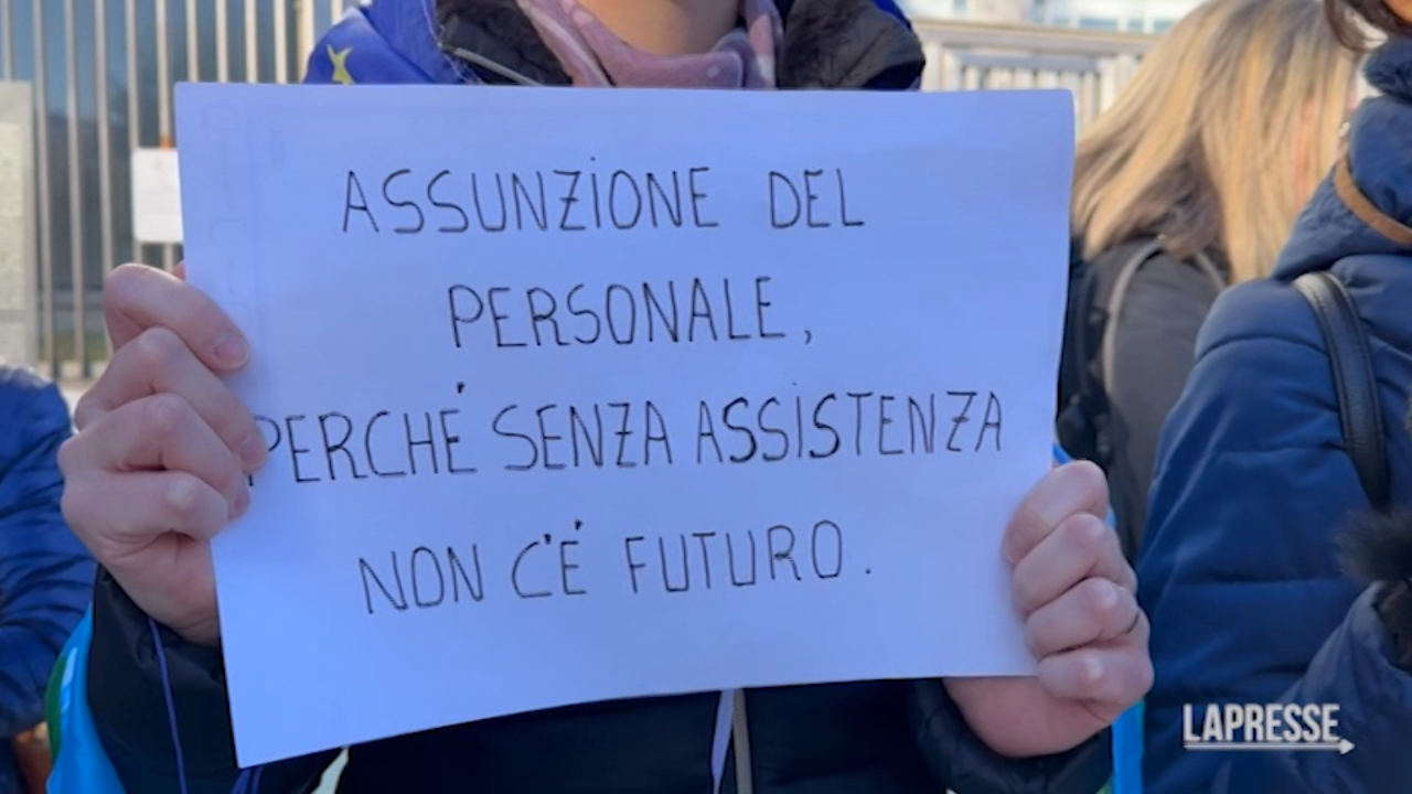 VIDEO Milano, infermieri in piazza: "Stipendi da soglie di povertà ...