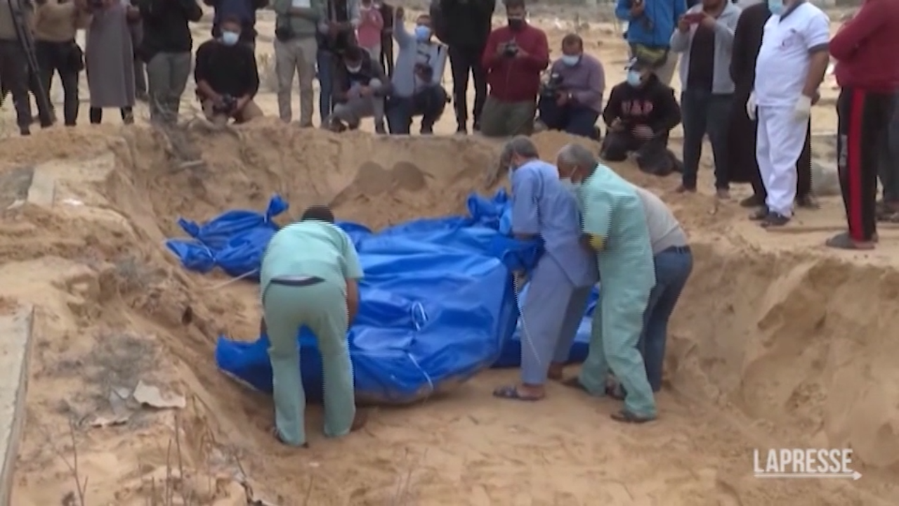 VIDEO Gaza, fosse comuni per 100 corpi a Khan Younis - LaPresse