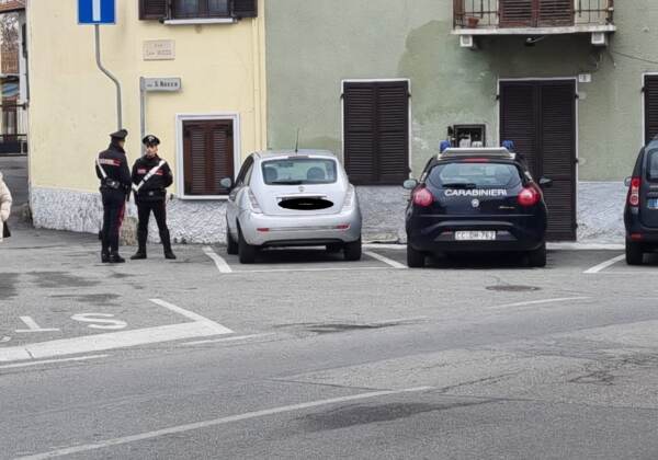 Torino, neonato trovato in un cassonetto: è vivo Torino, neonato trovato in un cassonetto: è vivo