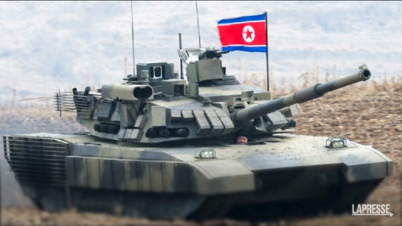Nord Corea, Kim testa l'ultimo modello di carro armato - LaPresse