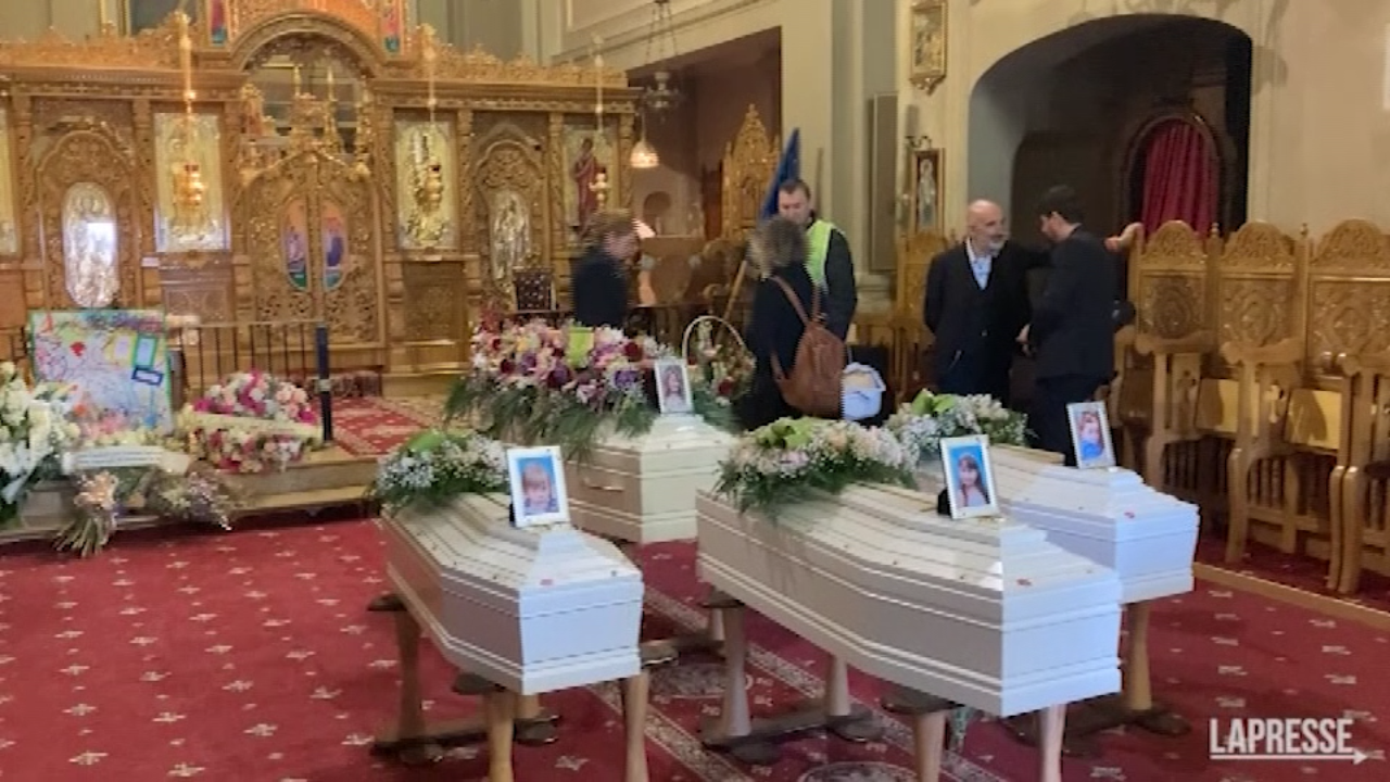VIDEO Bologna, i funerali di Stefania Nistor e dei suoi 3 bimbi morti ...