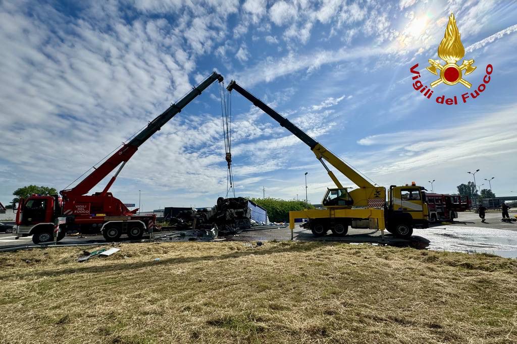 Piacenza, camion carico di acido contro auto sulla A21: un morto e 7 ... Piacenza, camion carico di acido contro auto sulla A21: un morto e 7 ...
