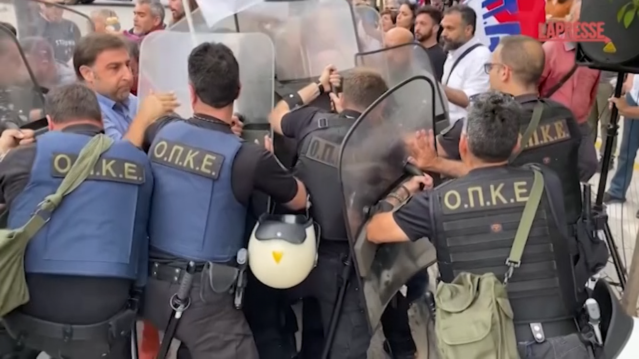 VIDEO Grecia, nove uomini a processo per naufragio killer: scontri tra ...